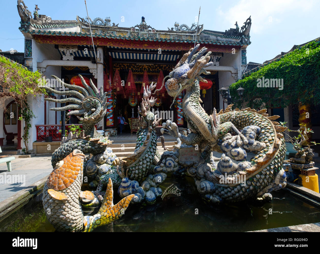 Dragon statue in vietnamese temple hi-res stock photography and images ...