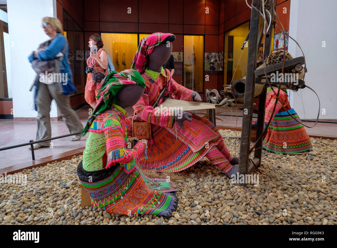 Hmong people's Hemp fiber weaving at the Vietnam Museum of Ethnology ...