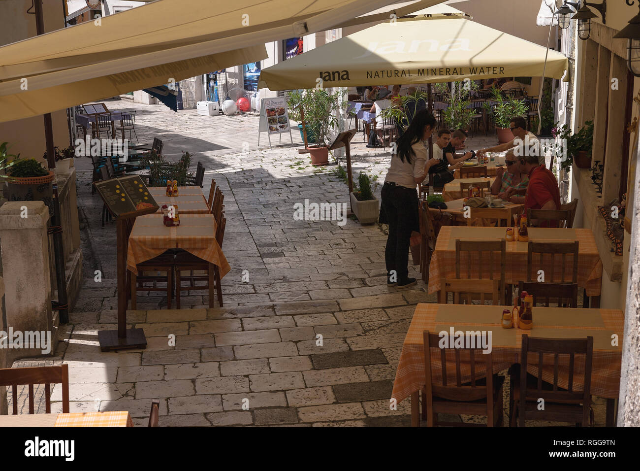 Midday lunch break in a pavement cafe, Dobrić, Šibenik, Croatia Stock ...