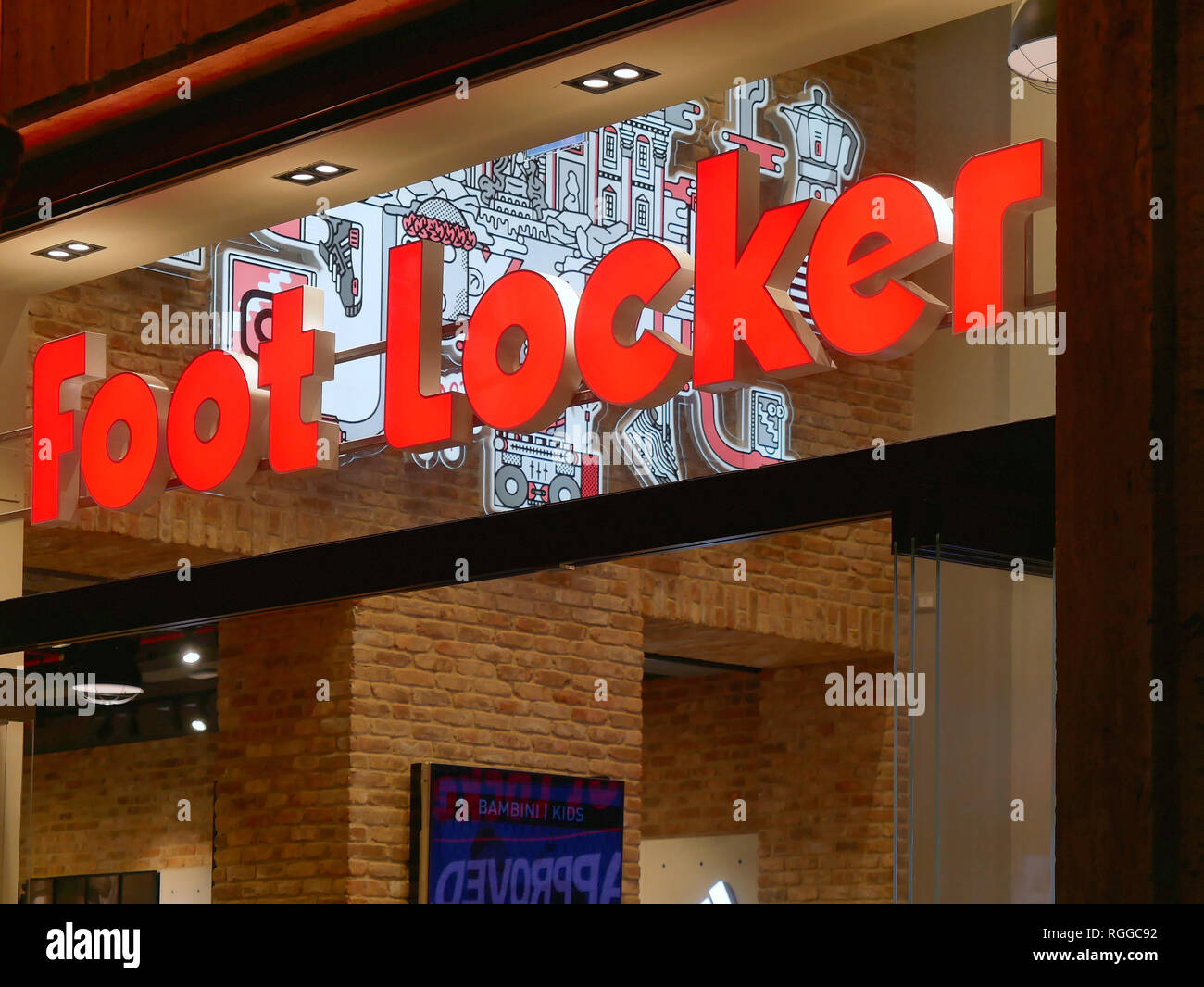Foot locker sign hi-res stock photography and images - Alamy