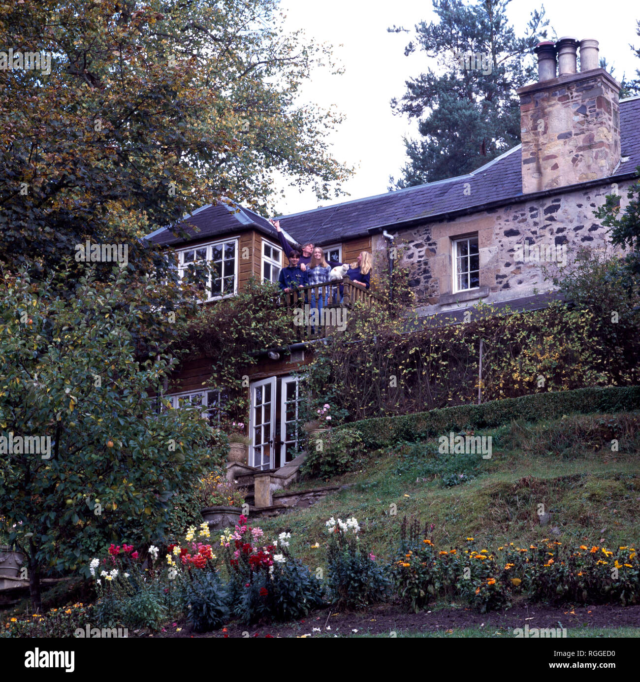 Hillside cottage hi-res stock photography and images - Alamy