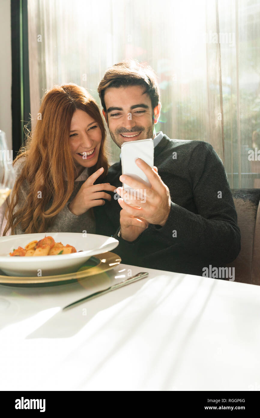 Couple looking cell phone hi-res stock photography and images - Alamy