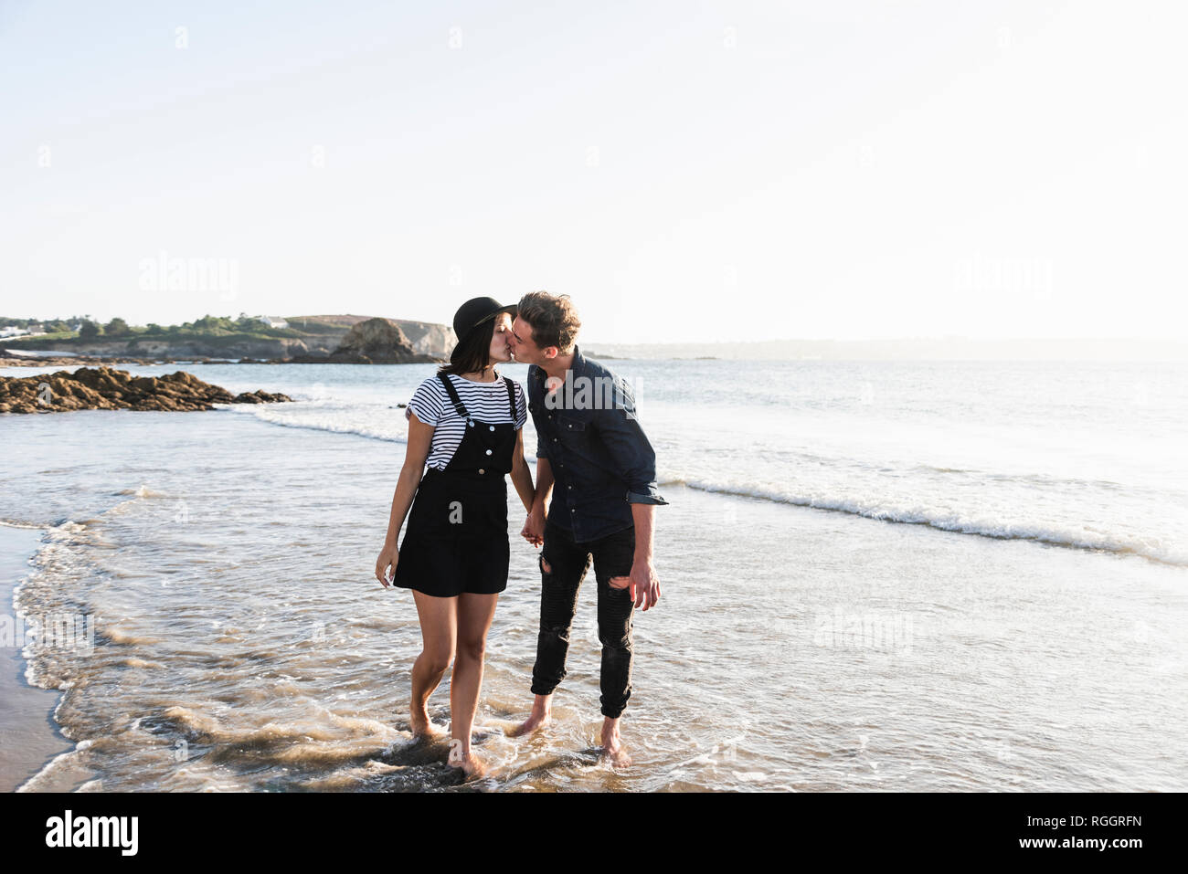 Young couple kissing beach hi-res stock photography and images - Alamy