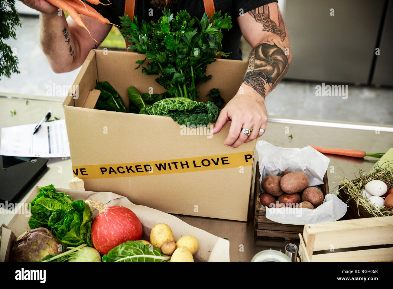 Packing vegetables hi-res stock photography and images - Alamy