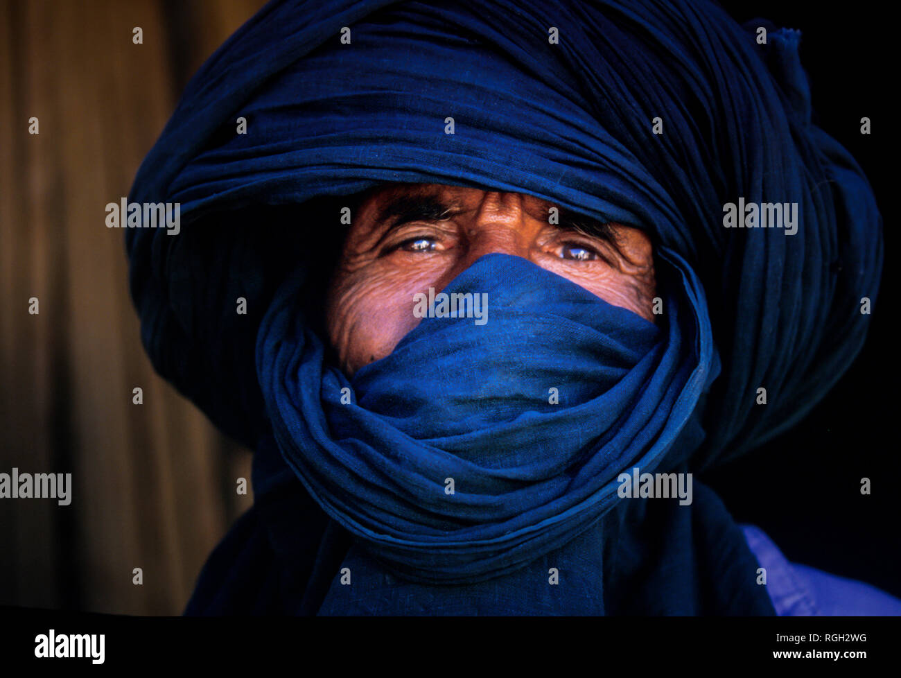 Desert rocks people africa sahara hi-res stock photography and images ...