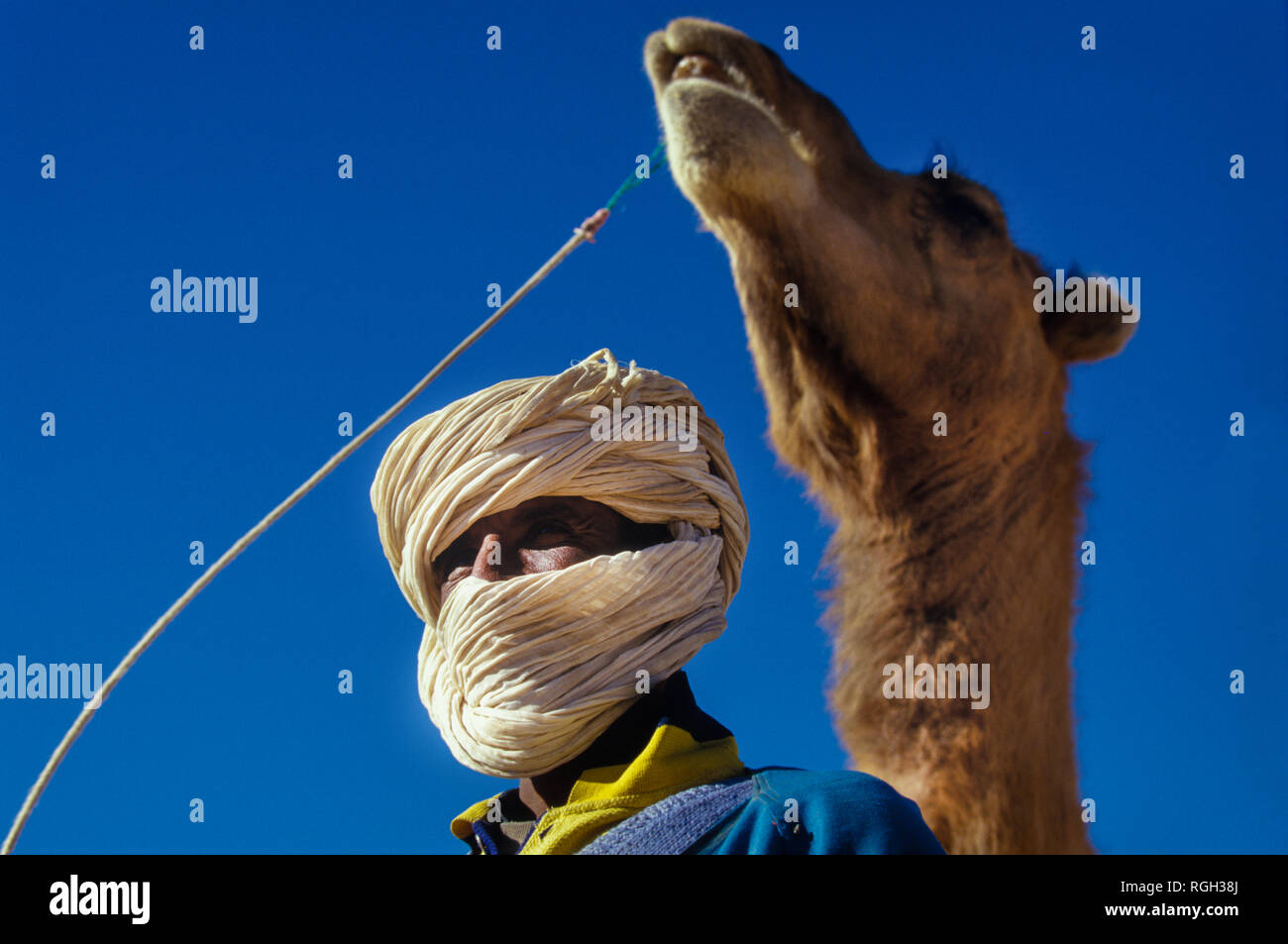 TIMIMOUN, ALGERIA - JANUARY 18, 2002: unknown people of the Touareg ...