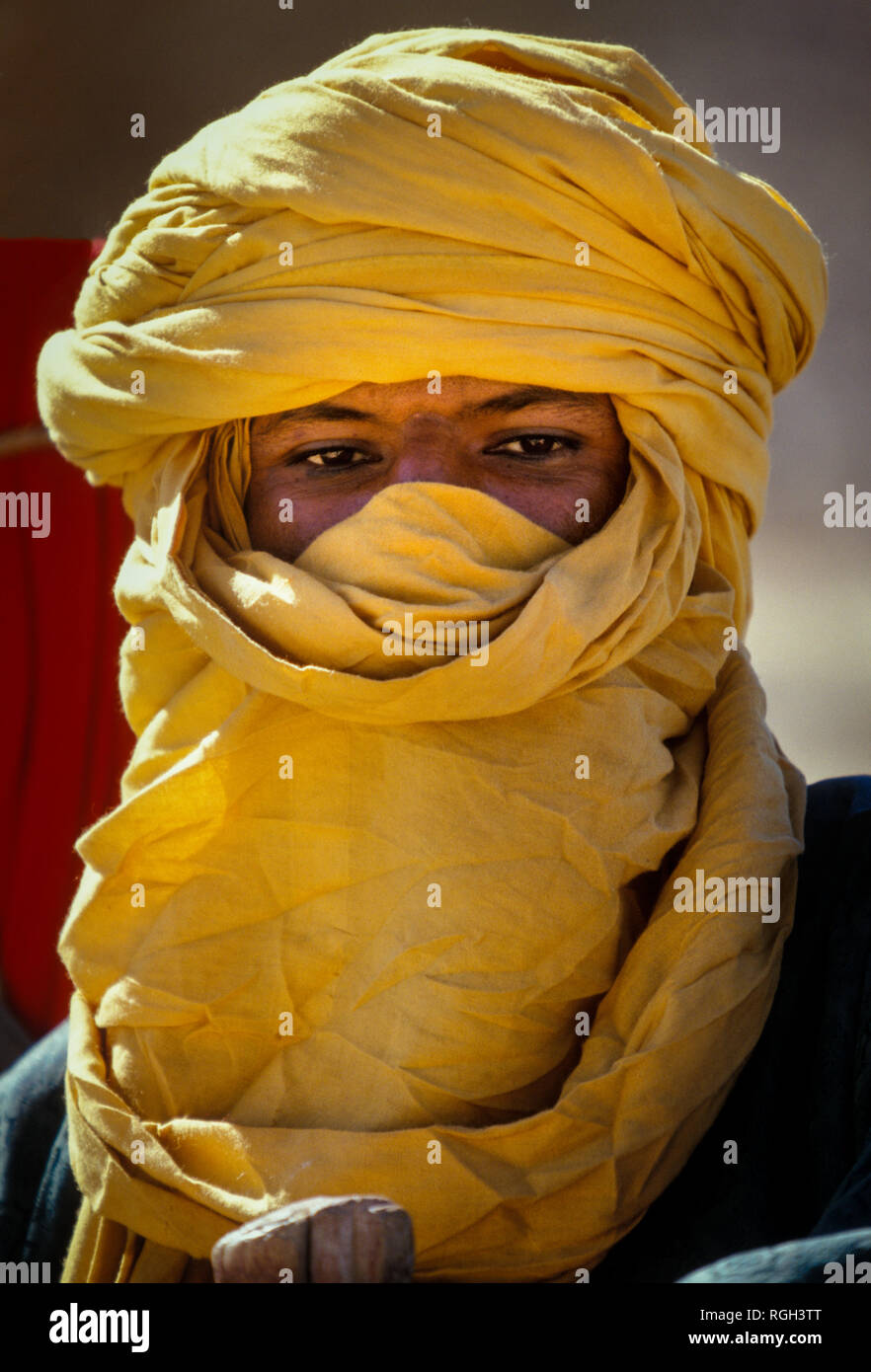 TIMIMOUN, ALGERIA - JANUARY 18, 2002: unknown people of the Touareg ...