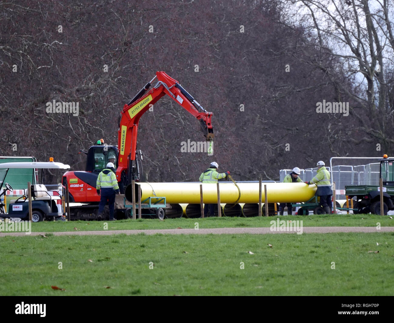Crane lowering pipe hi-res stock photography and images - Alamy