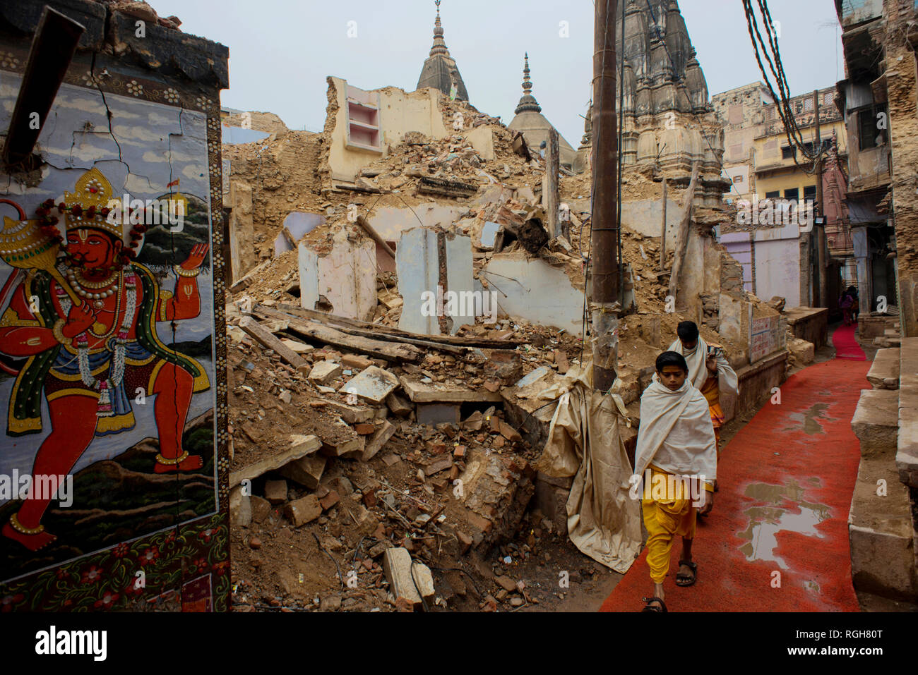 Varanasi alley hi-res stock photography and images - Alamy