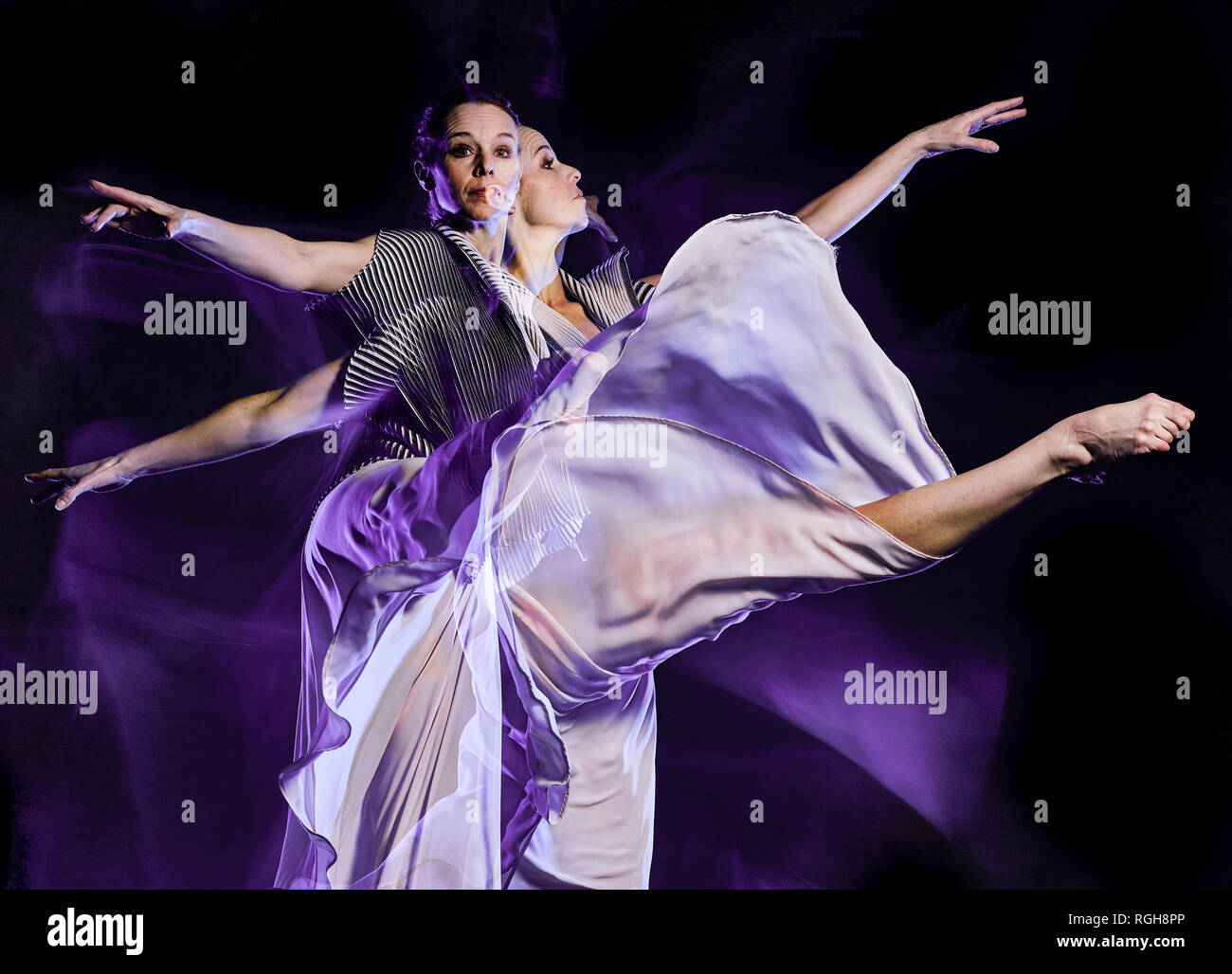 Modern contemporary dancers hi-res stock photography and images - Alamy