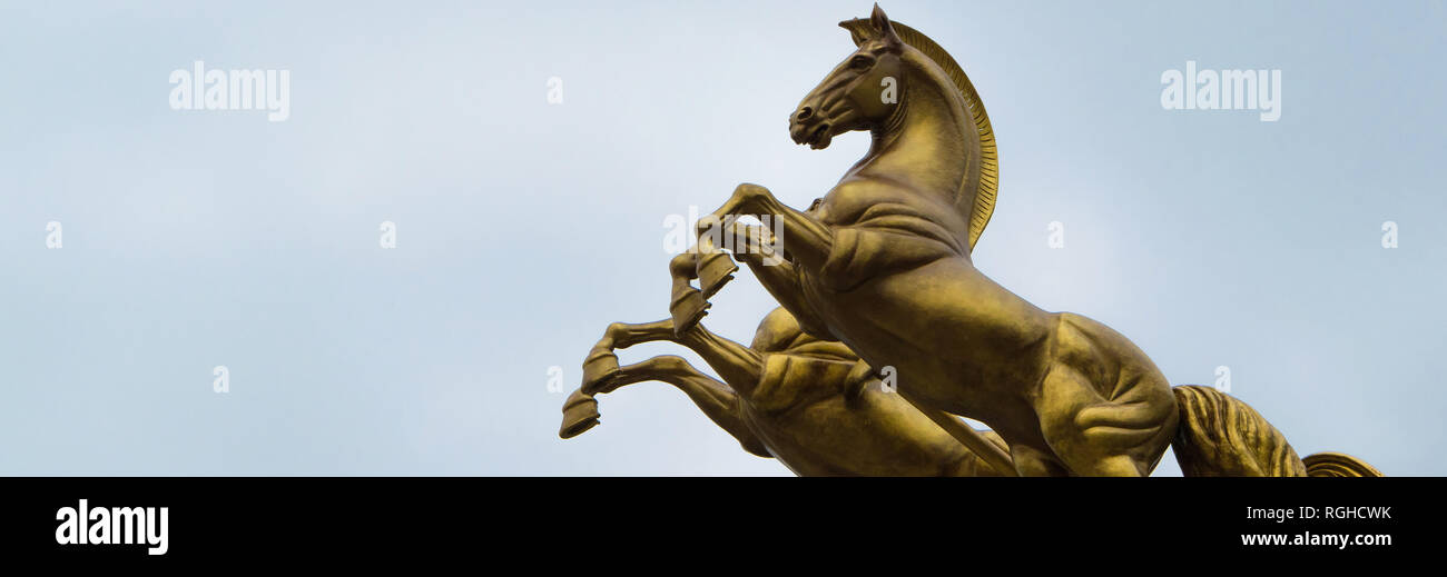 Sculpture two bronze horses hi-res stock photography and images - Alamy