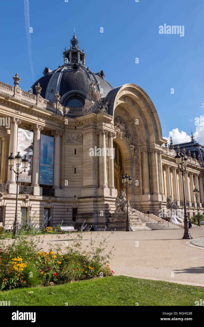 Petit Palais (small palace) in Paris Stock Photo - Alamy