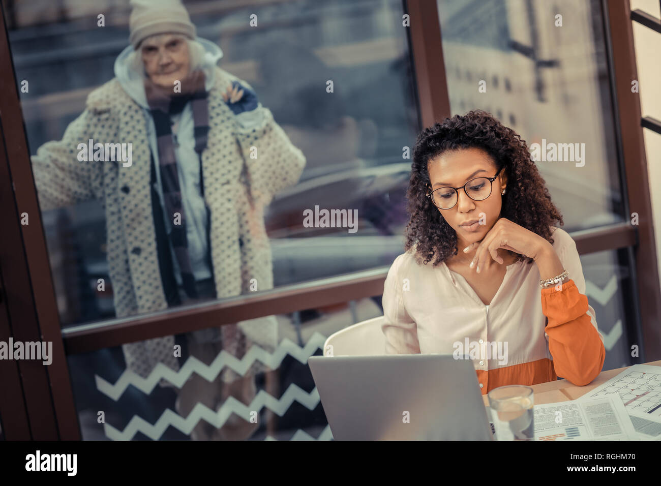 Smart young woman looking at the laptop screen Stock Photo - Alamy