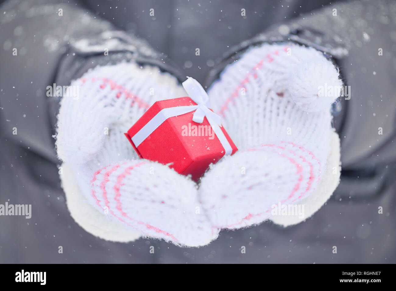 Colourful winter gloves hi-res stock photography and images - Alamy