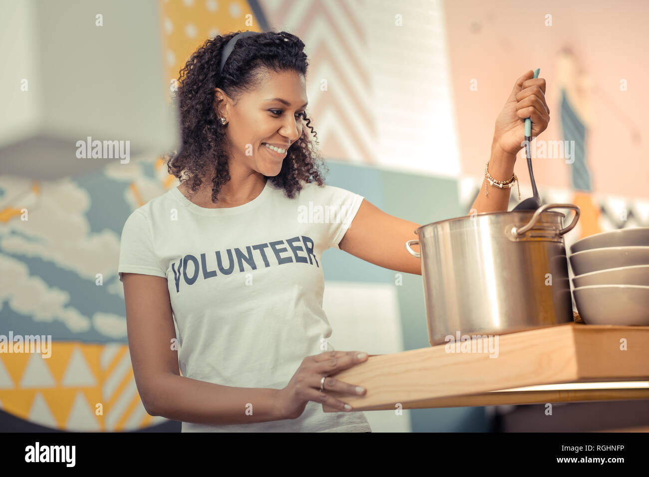 Helping homeless food hi-res stock photography and images - Alamy