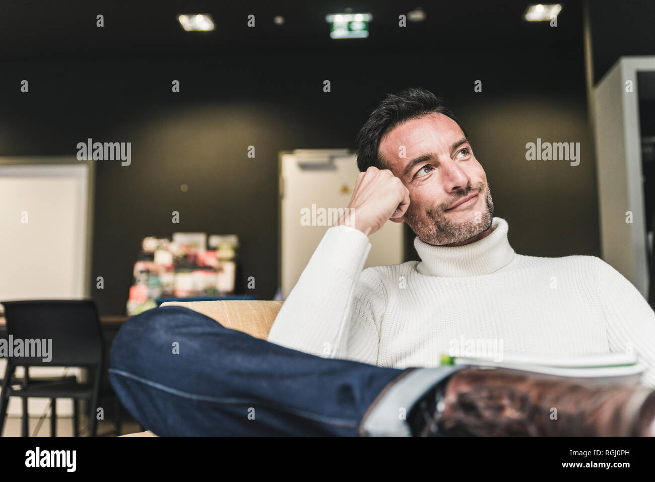 Relaxed office hi-res stock photography and images - Alamy