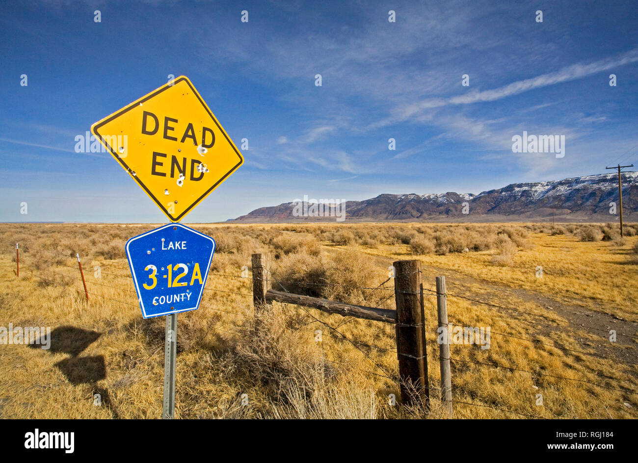 A sign marks a dead end gravel road in the rural countryside of the ...