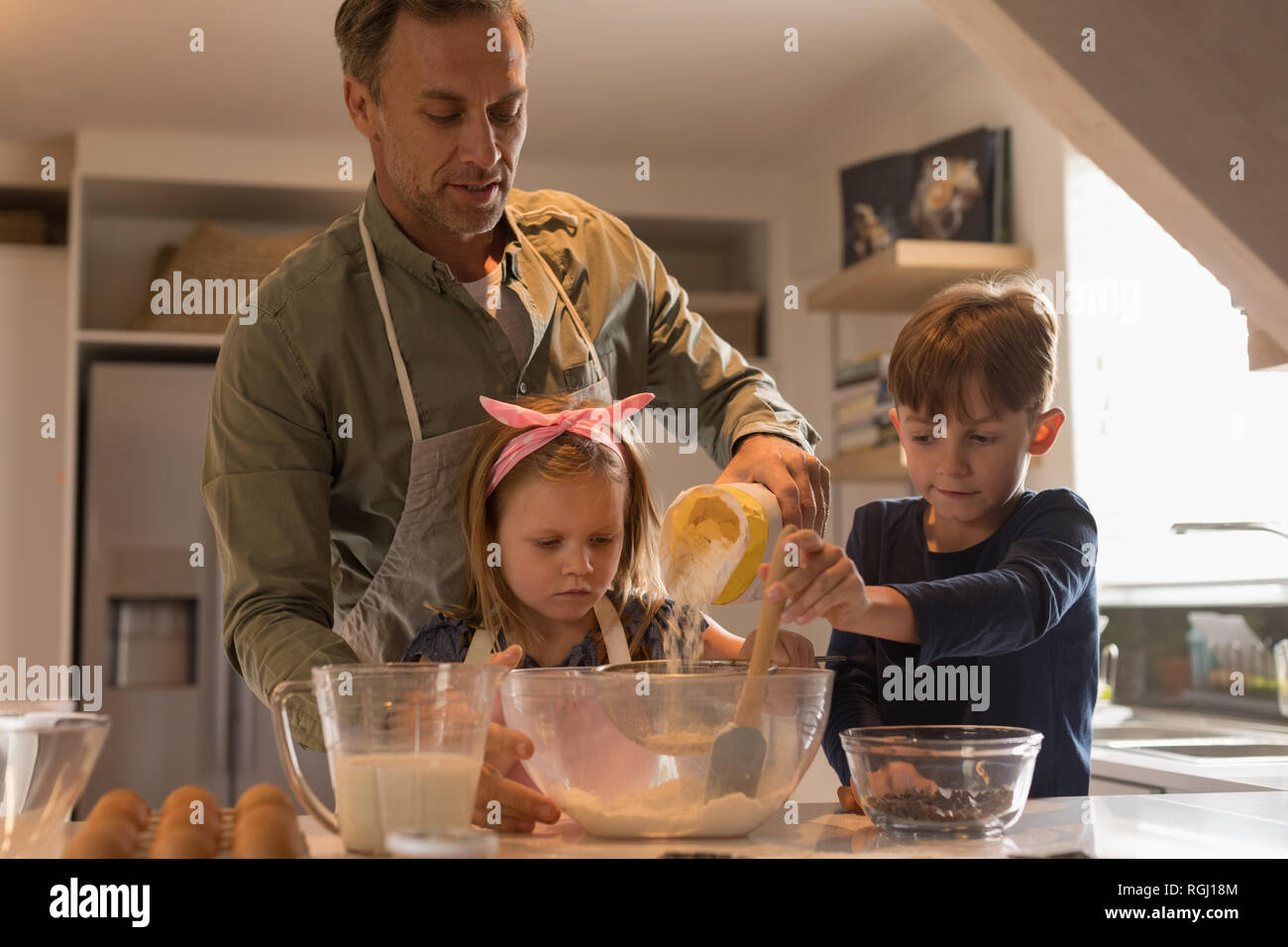 Father daughter baking cake hi-res stock photography and images - Alamy