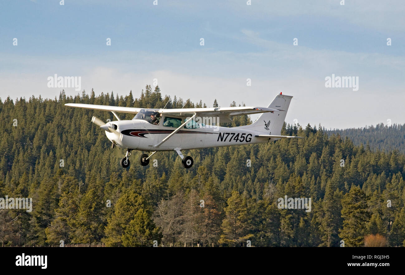 A single-engine, single wing Cessna Skyhawk, the most popular small ...