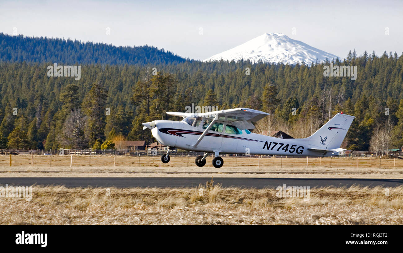 A single-engine, single wing Cessna Skyhawk, the most popular small ...