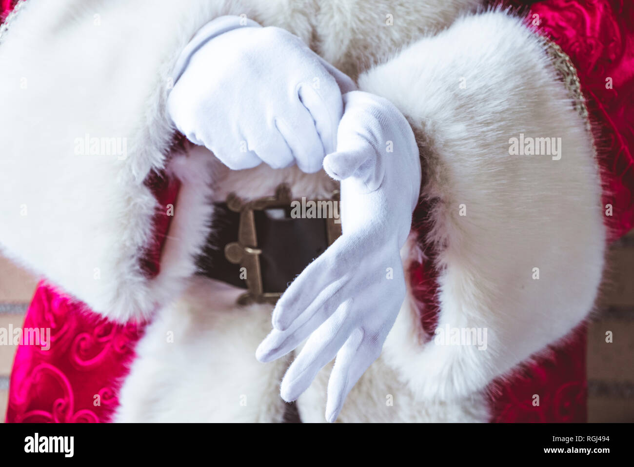 White gloves hi-res stock photography and images - Alamy
