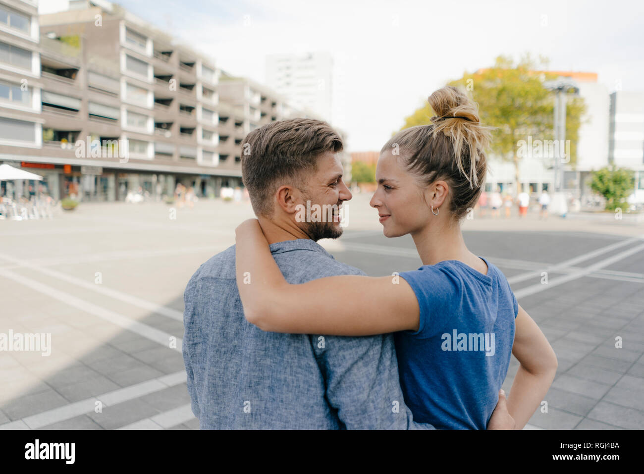 Couple hugging public square hi-res stock photography and images - Alamy