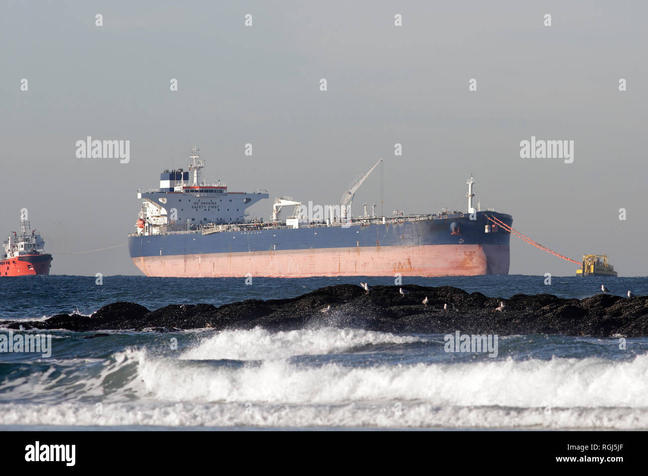 Oil tanker in offshore discharging maneuvers Stock Photo - Alamy