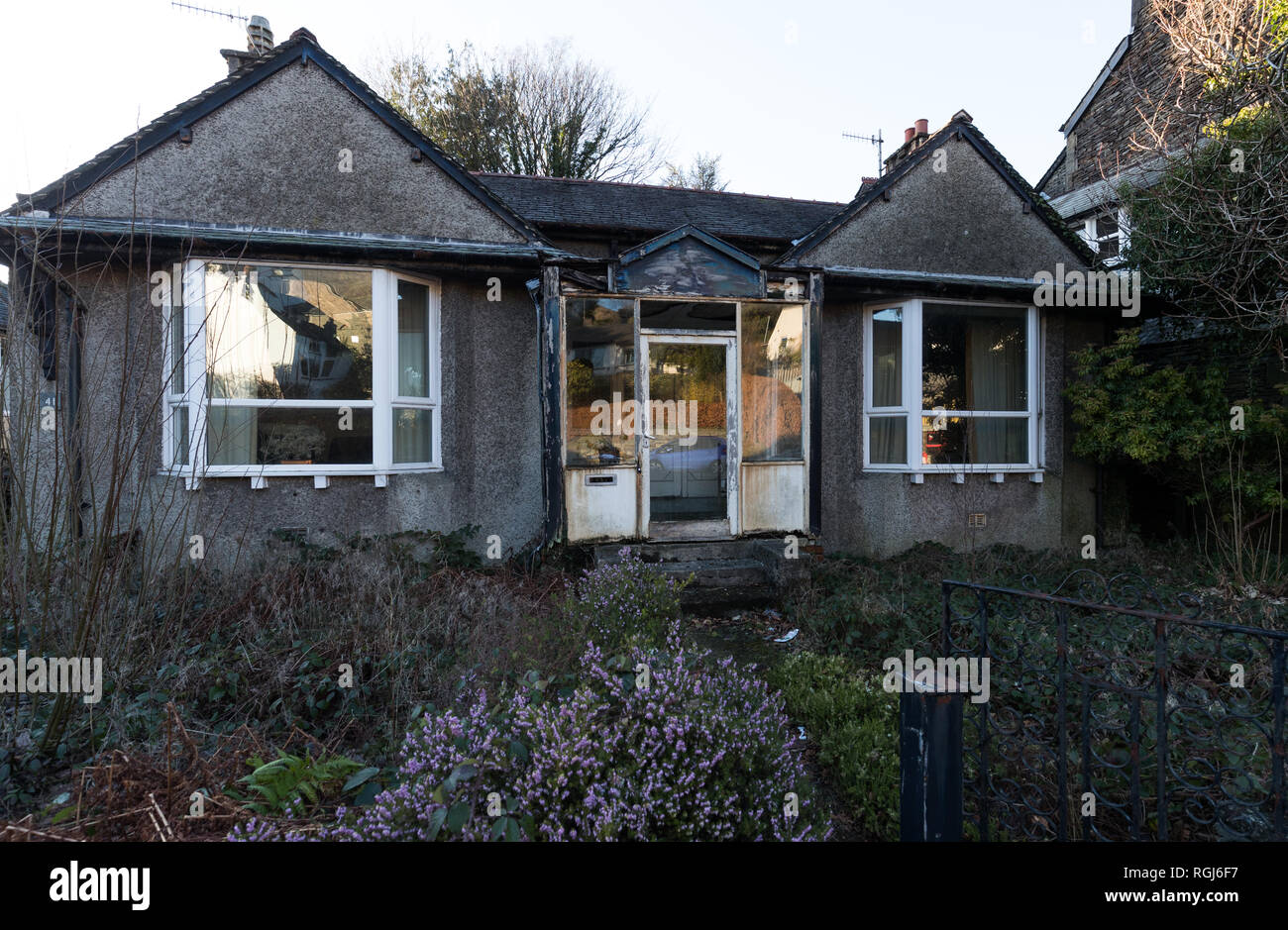 run down house Stock Photo - Alamy