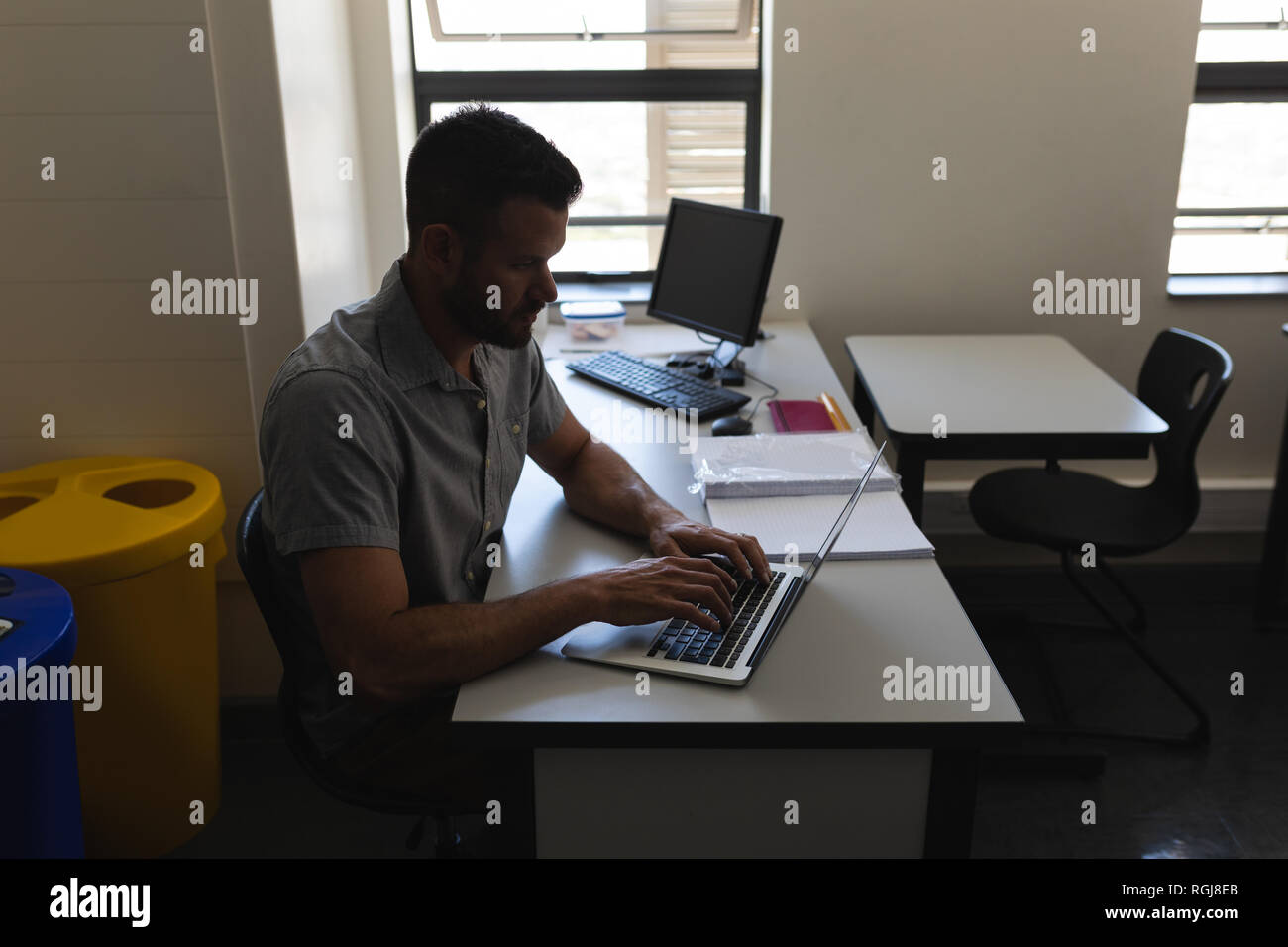 Technology adult classroom hi-res stock photography and images - Alamy