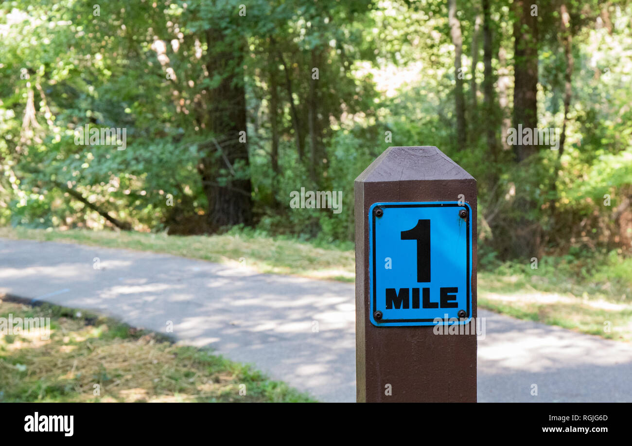 Mile marker hi-res stock photography and images - Alamy
