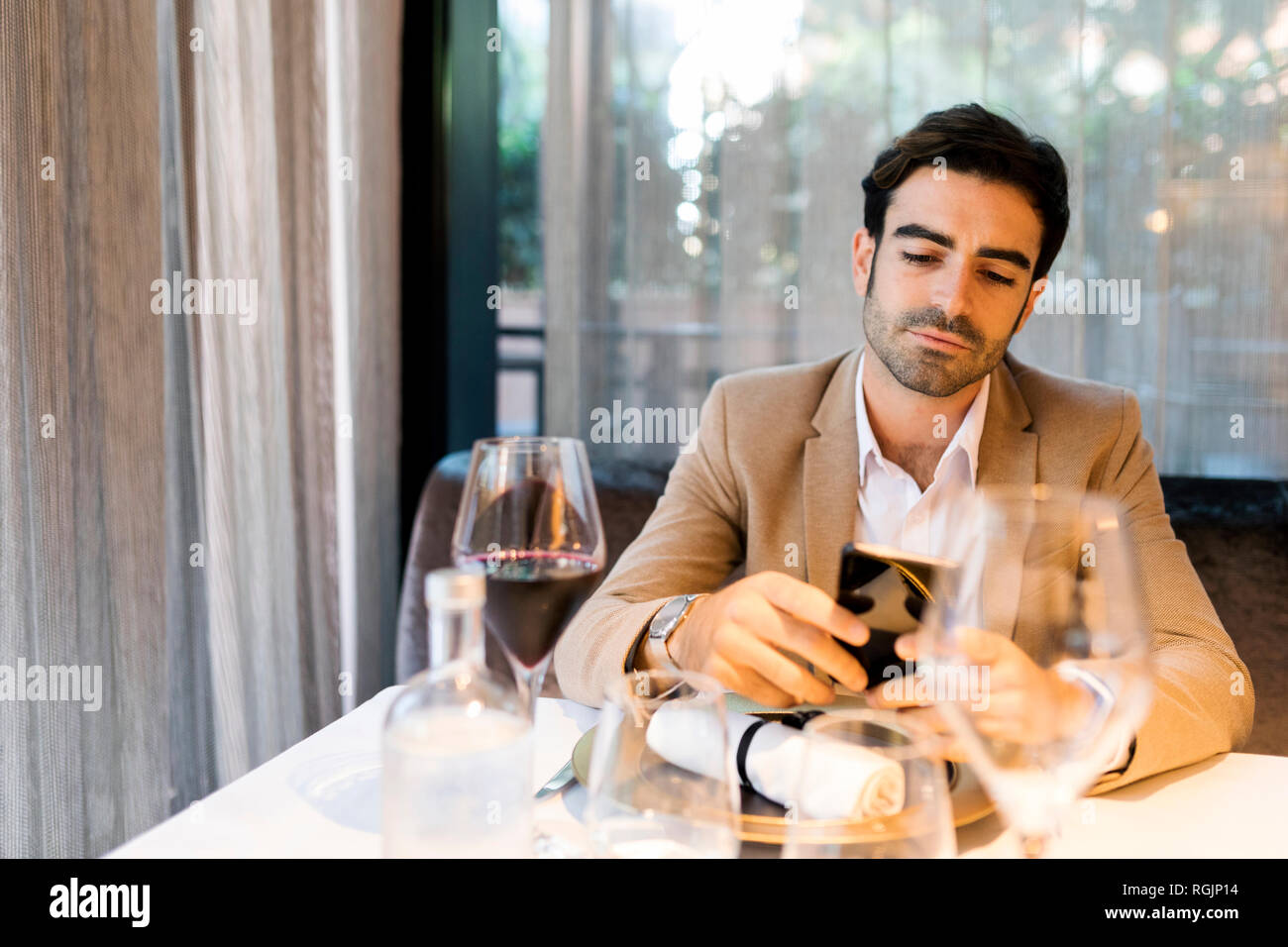 Man restaurant table hi-res stock photography and images - Alamy