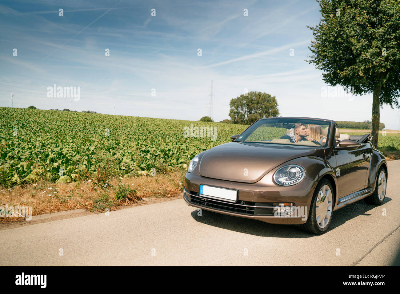 Couple kissing car hi-res stock photography and images - Alamy