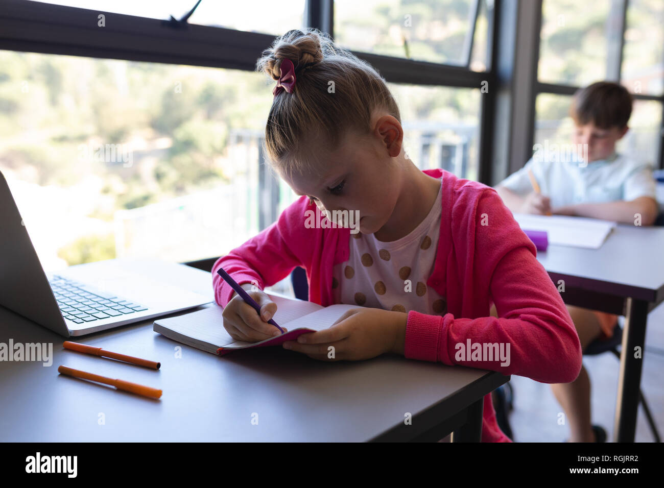 Girl at classroom desk hi-res stock photography and images - Alamy
