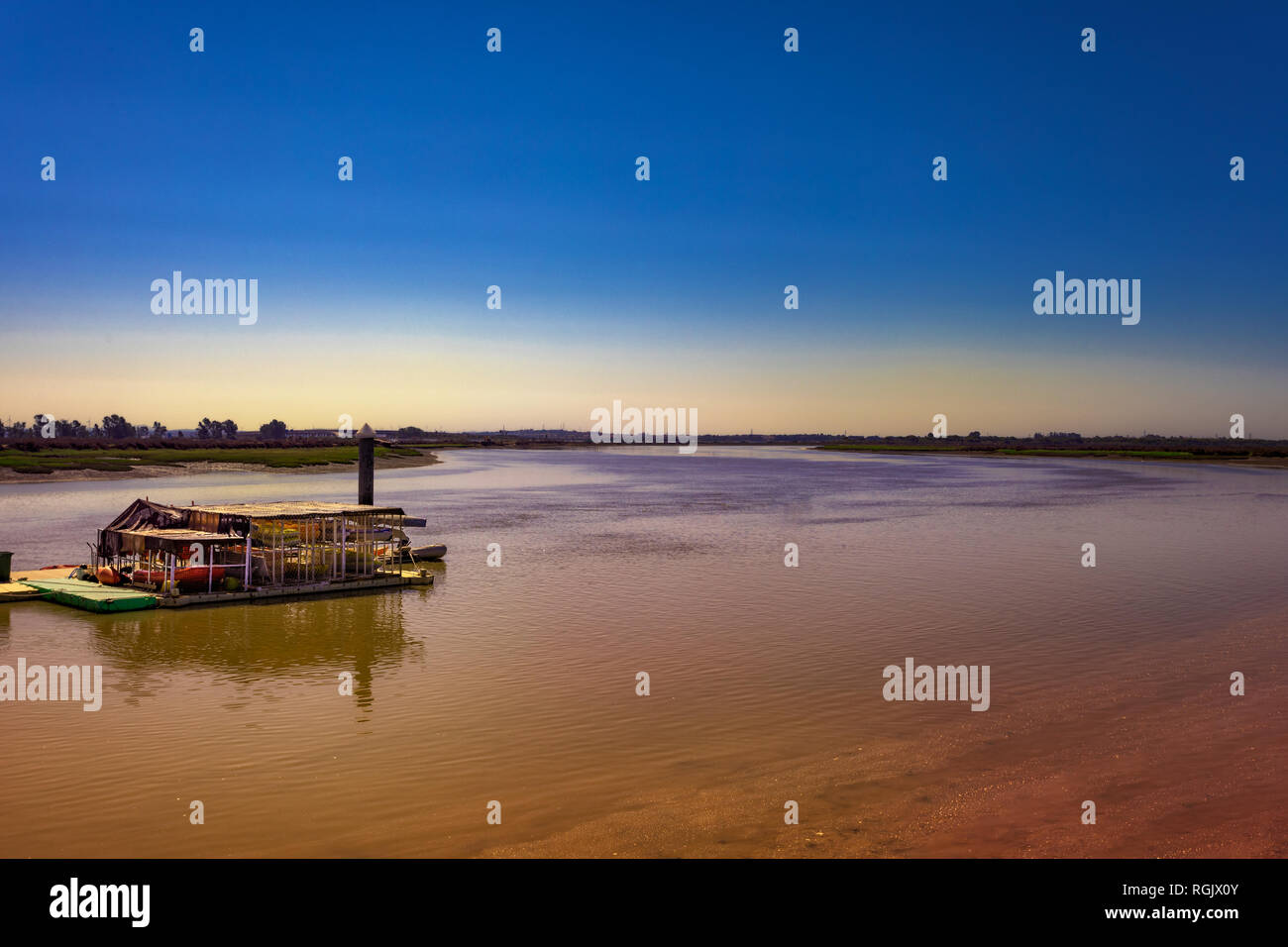 Middle dock hi-res stock photography and images - Alamy