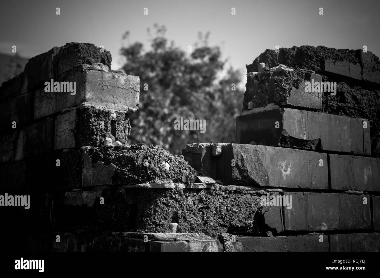 Broken brick wall corner hi-res stock photography and images - Alamy