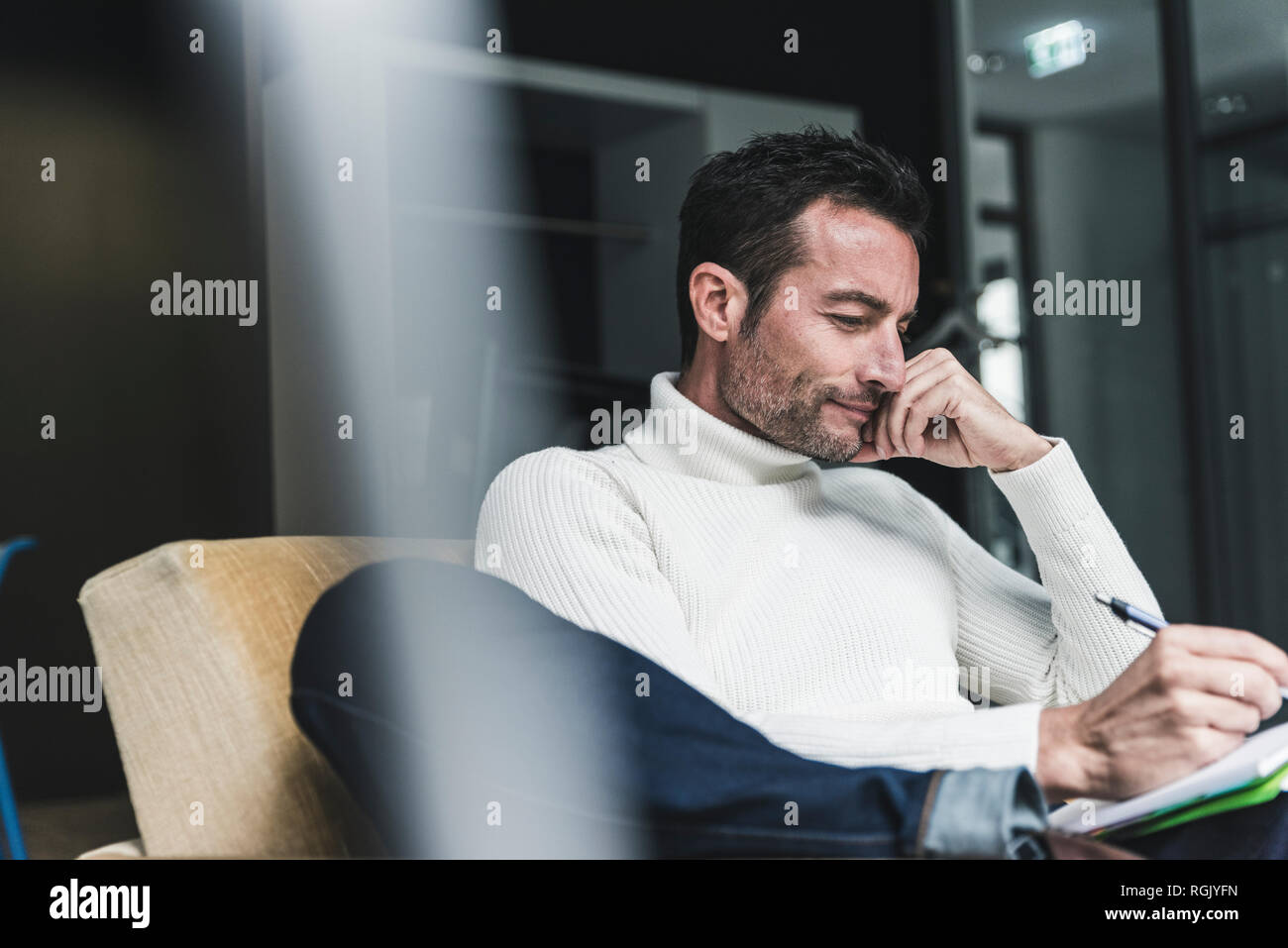 Relaxed office hi-res stock photography and images - Alamy