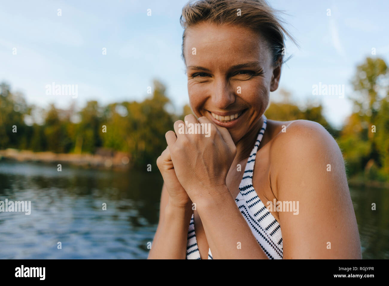 Women wearing bikinis hi-res stock photography and images - Alamy