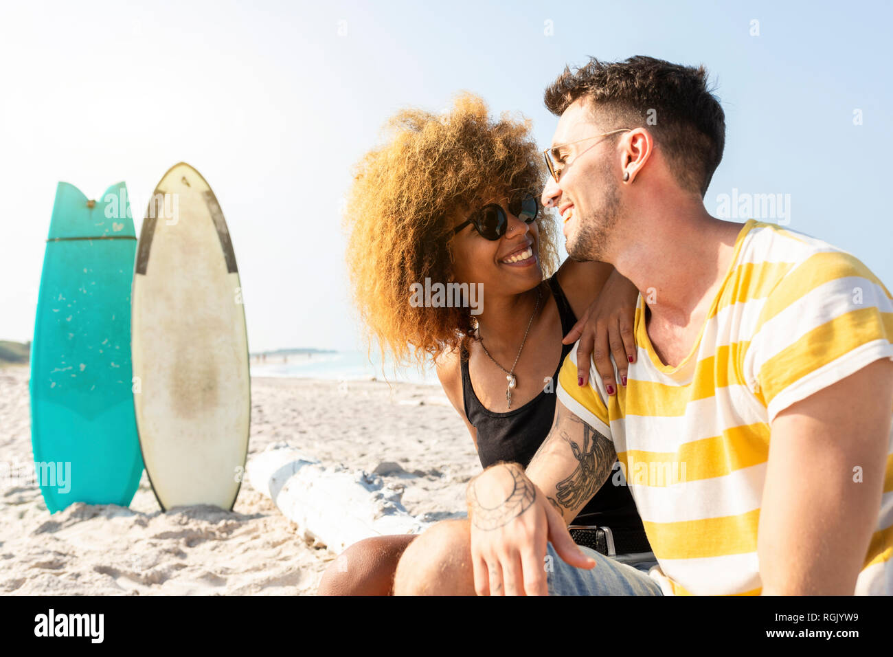 Kissing beach hi-res stock photography and images - Alamy