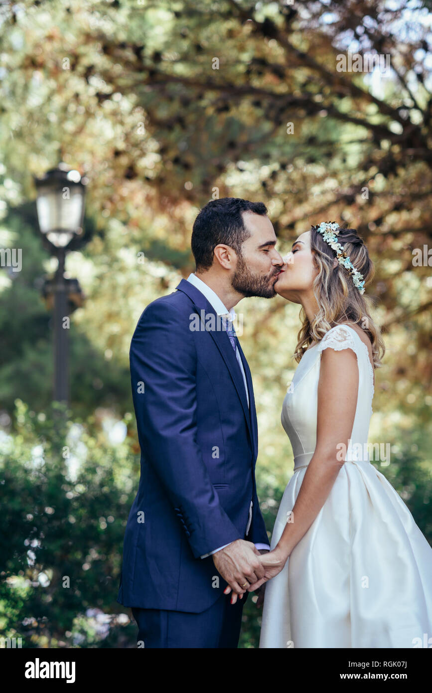 Man and woman holding hands kissing hi-res stock photography and images - Alamy