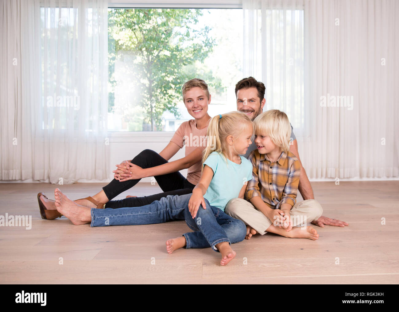Relaxed family group hi-res stock photography and images - Alamy