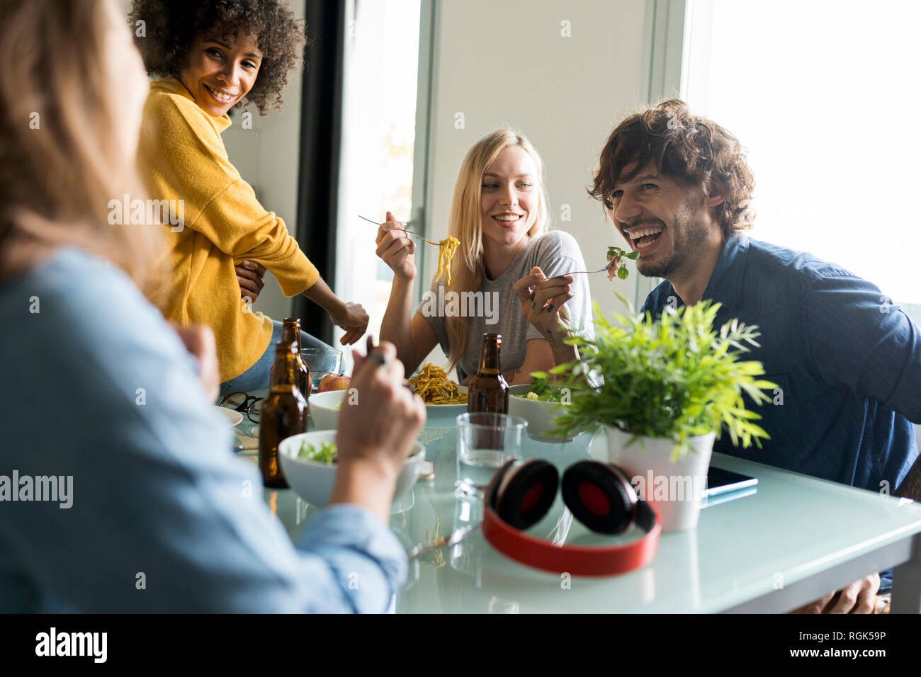 Eating talking sitting hi-res stock photography and images - Alamy
