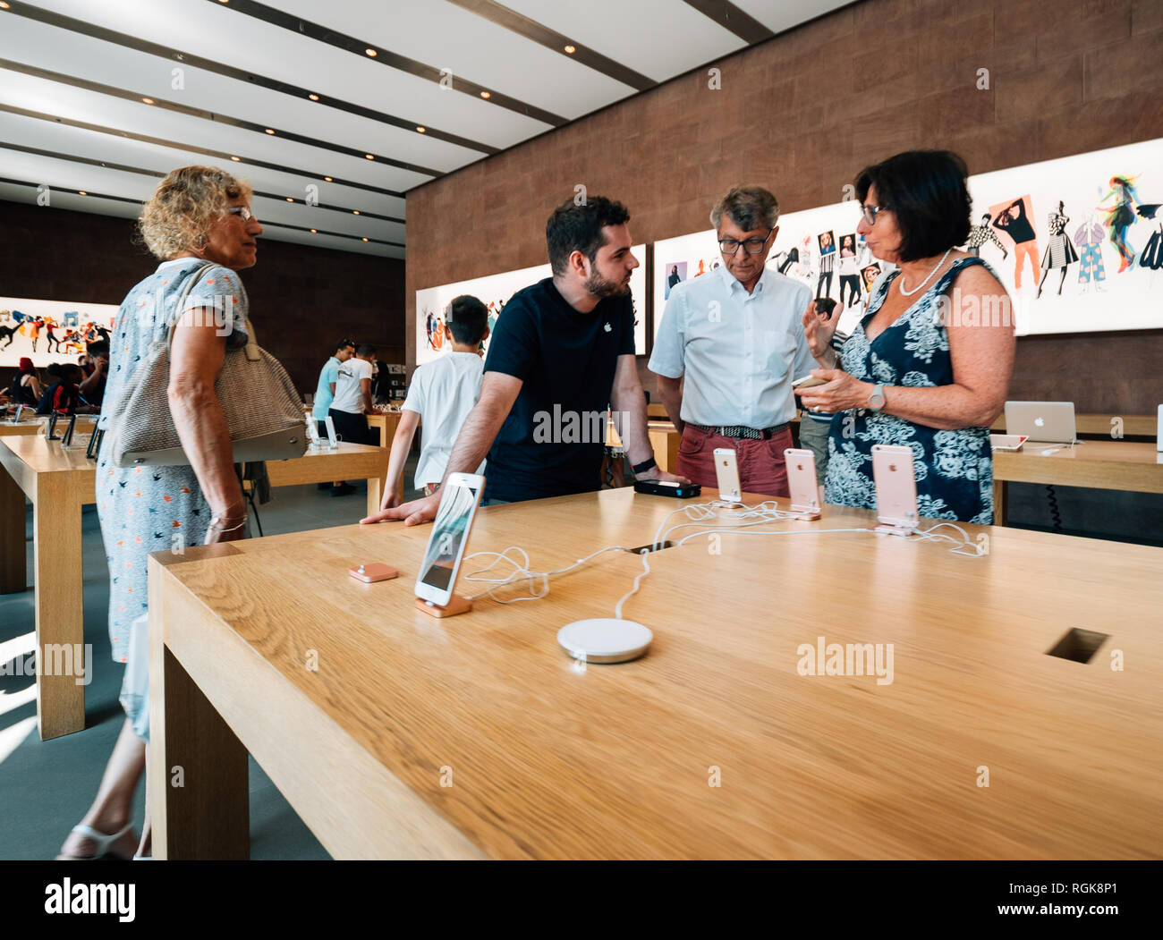 Apple company office interior hi-res stock photography and images - Alamy