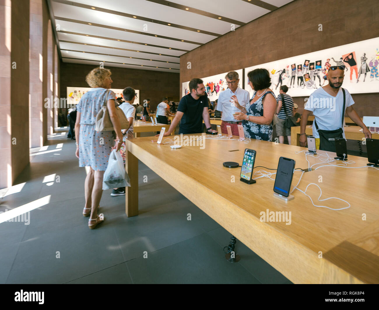 Ipads tables hi-res stock photography and images - Alamy