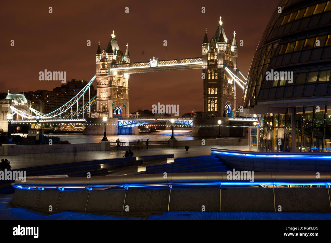 London, Tower Bridge bei Nacht - London, Tower Bridge by Night Stock ...