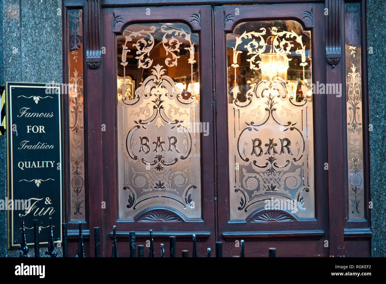 Ornate pub front hi-res stock photography and images - Alamy