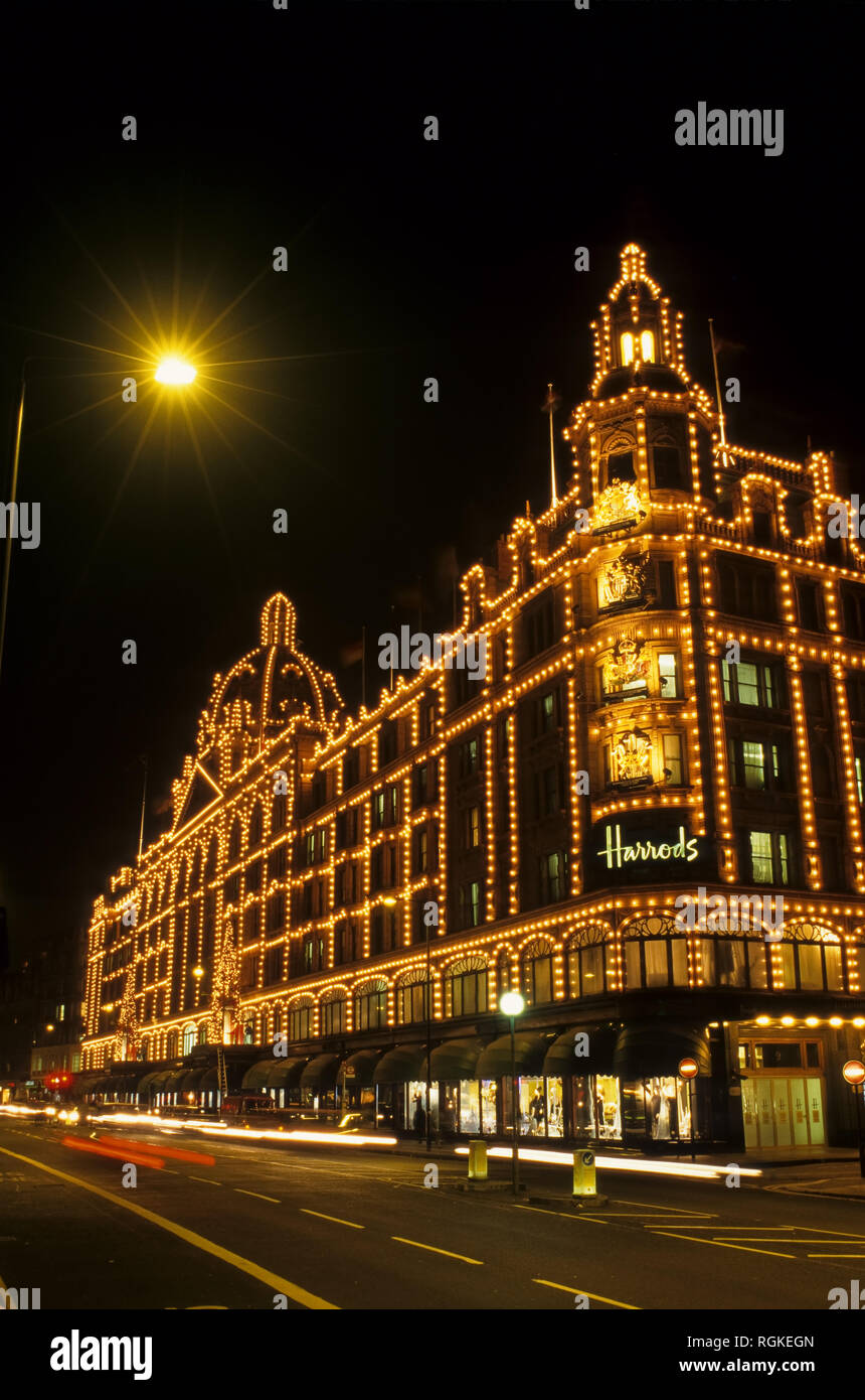 Harrods frontage hi-res stock photography and images - Alamy