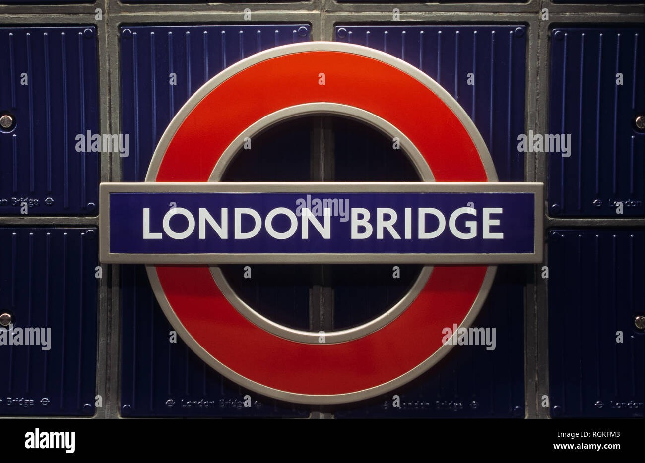 London Underground, Bull's Eye, London Bridge Stock Photo - Alamy
