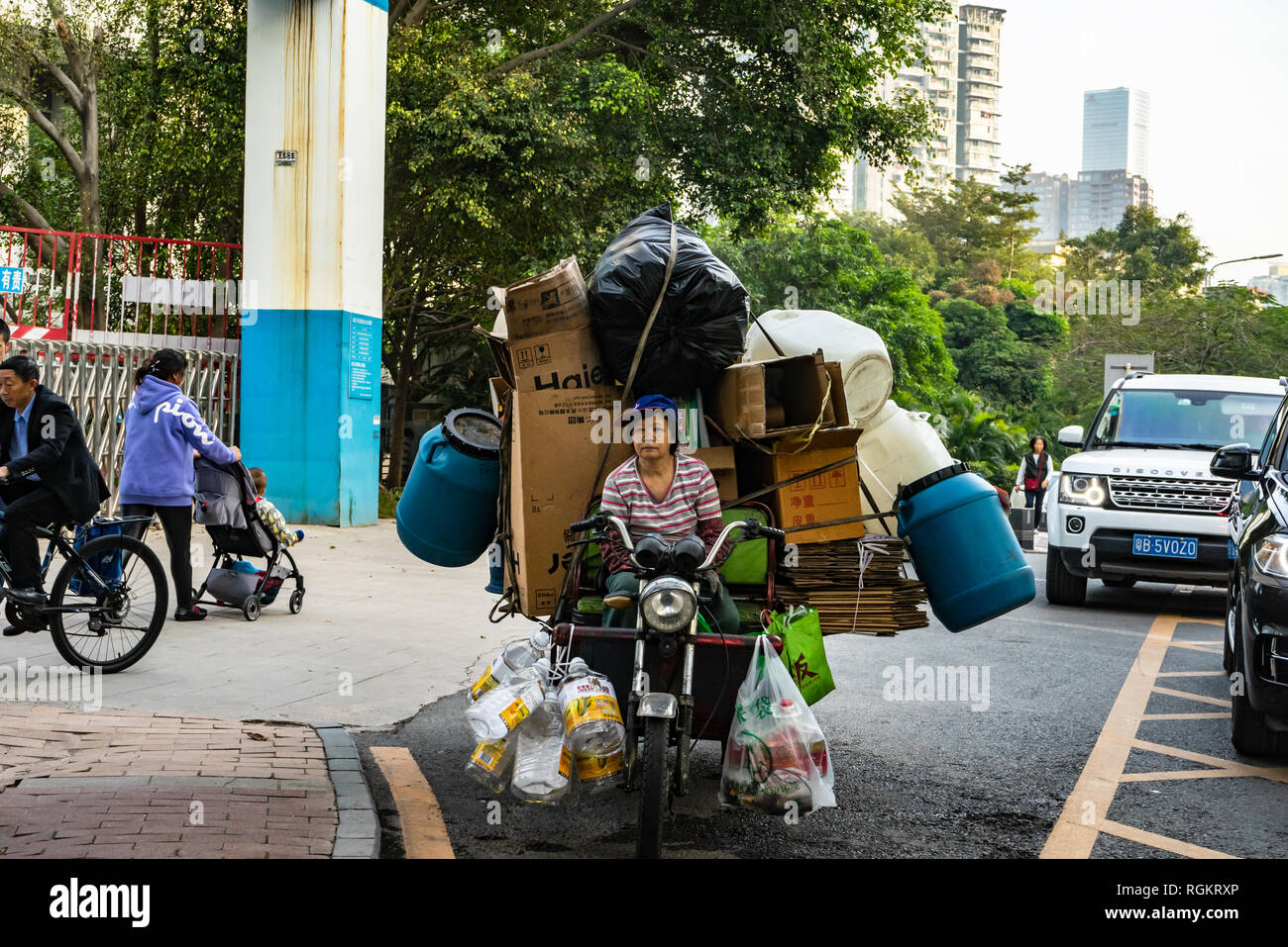 China trash picker hi-res stock photography and images - Alamy