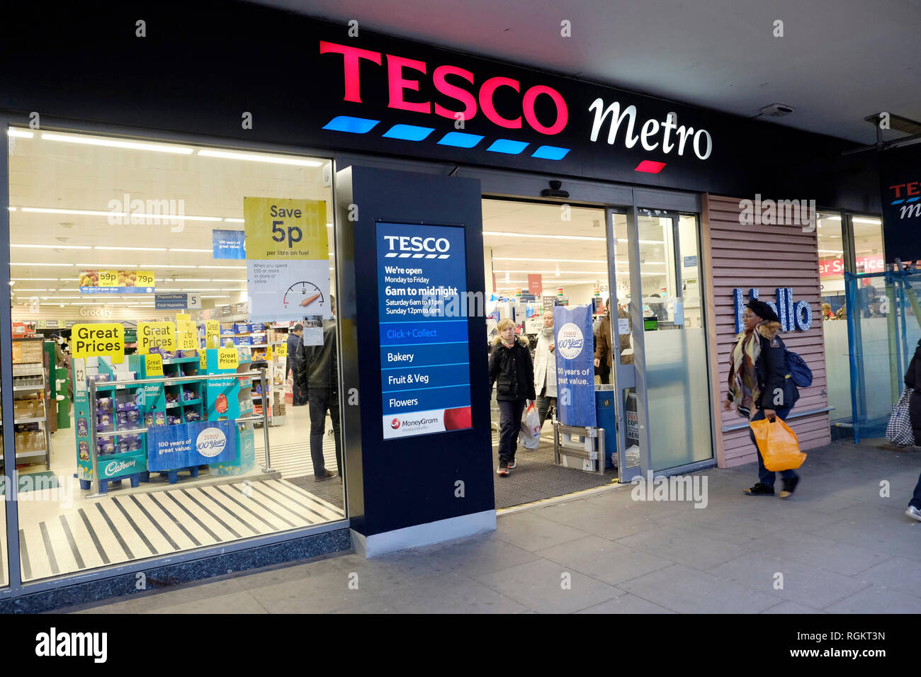 Tesco metro supermarket store hi-res stock photography and images - Alamy