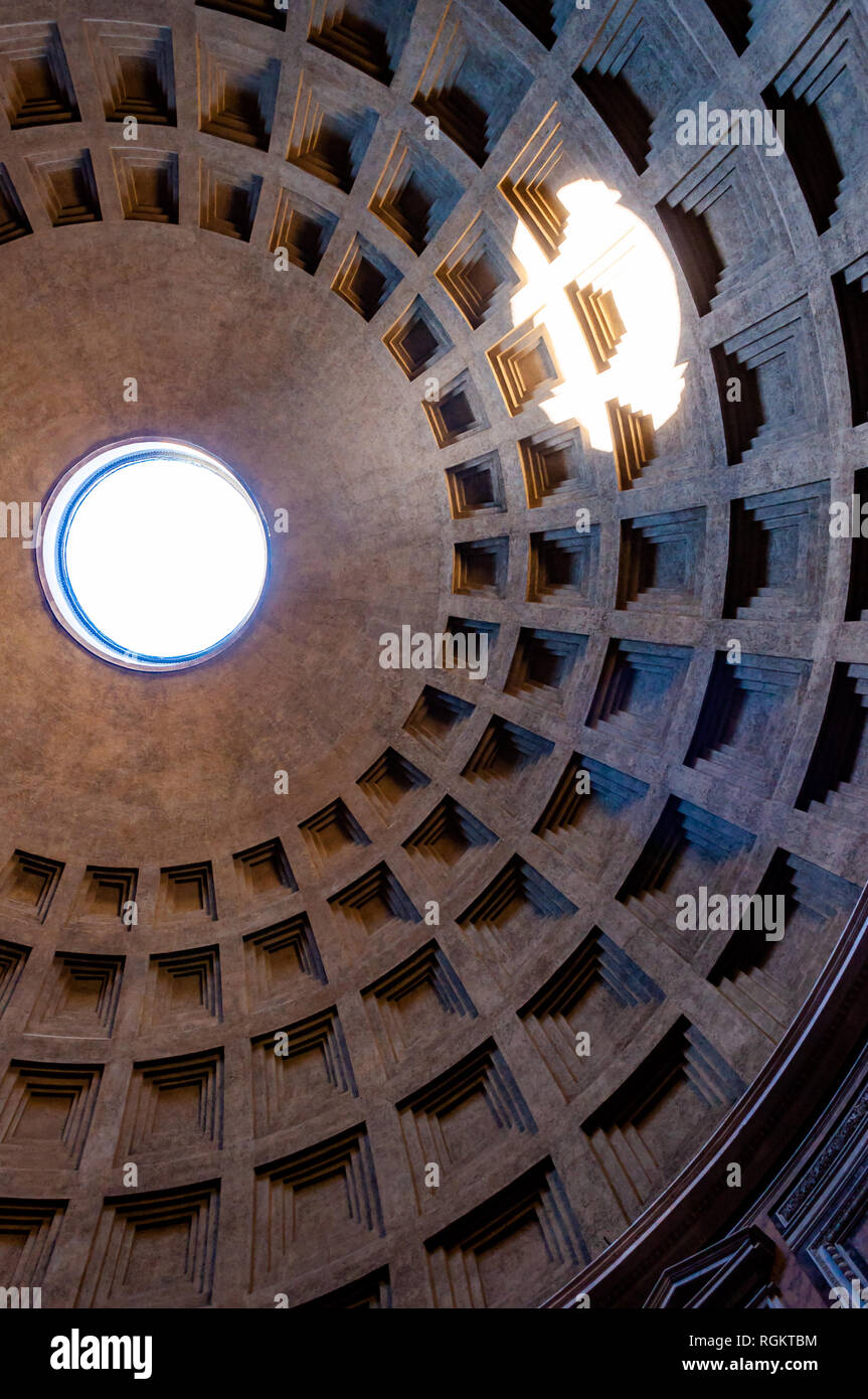 Italy rome pantheon dome skylight hi-res stock photography and images ...